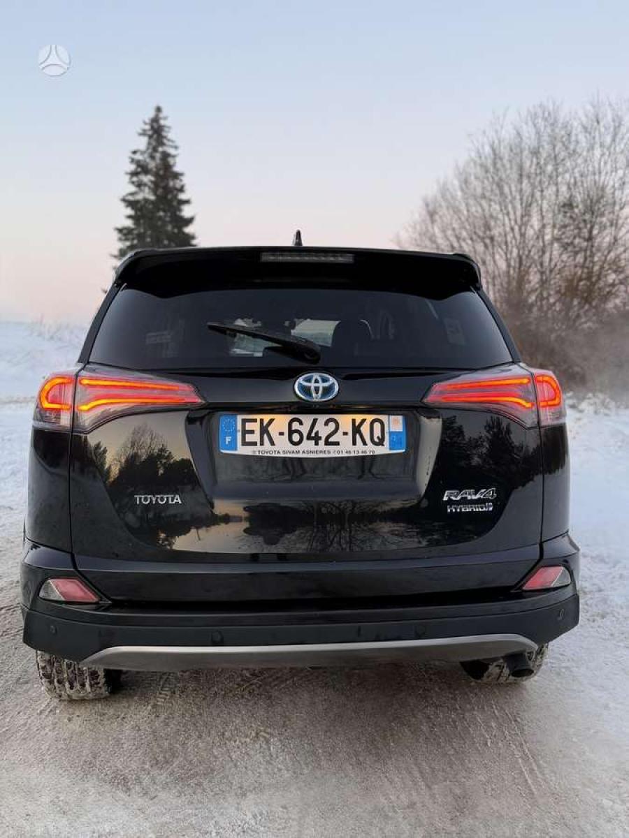 Black Toyota RAV4 2017 in Utena, with an engine capacity of 2.49 L and mileage of 192 thousand km for 18750 €, photo 25 on AUTOMOTO.COM.LV