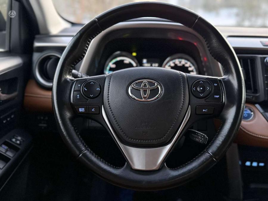 Black Toyota RAV4 2017 in Utena, with an engine capacity of 2.49 L and mileage of 192 thousand km for 18750 €, photo 29 on AUTOMOTO.COM.LV