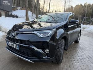 Melns Toyota RAV4 2017 Viļņa, ar dzinēja tilpumu 2.00 L un nobraukumu 100 tūkst. km par 14500 €, foto 2 vietnē AUTOMOTO.COM.LV