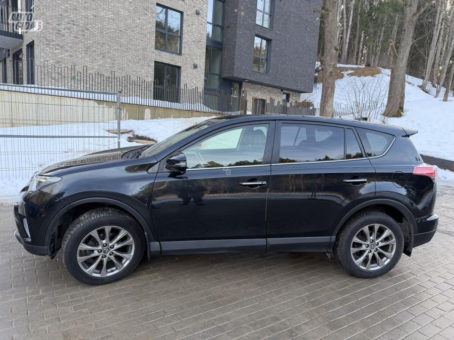 Melns Toyota RAV4 2017 Viļņa, ar dzinēja tilpumu 2.00 L un nobraukumu 100 tūkst. km par 14500 €, foto 4 vietnē AUTOMOTO.COM.LV