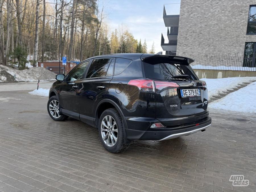 Melns Toyota RAV4 2017 Viļņa, ar dzinēja tilpumu 2.00 L un nobraukumu 100 tūkst. km par 14500 €, foto 5 vietnē AUTOMOTO.COM.LV