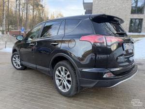 Melns Toyota RAV4 2017 Viļņa, ar dzinēja tilpumu 2.00 L un nobraukumu 100 tūkst. km par 14500 €, foto 6 vietnē AUTOMOTO.COM.LV