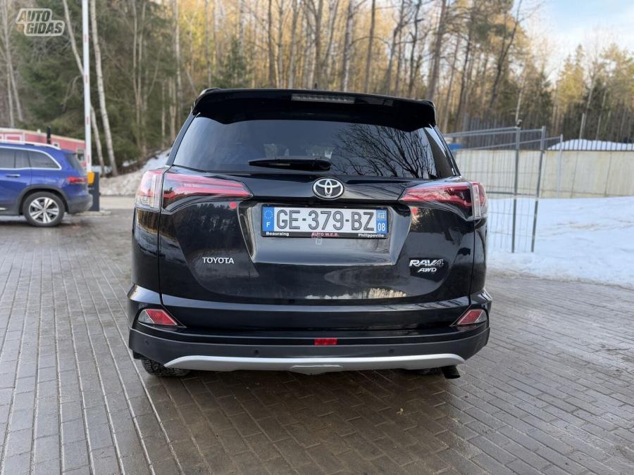 Melns Toyota RAV4 2017 Viļņa, ar dzinēja tilpumu 2.00 L un nobraukumu 100 tūkst. km par 14500 €, foto 9 vietnē AUTOMOTO.COM.LV
