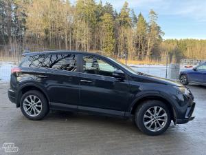 Melns Toyota RAV4 2017 Viļņa, ar dzinēja tilpumu 2.00 L un nobraukumu 100 tūkst. km par 14500 €, foto 11 vietnē AUTOMOTO.COM.LV
