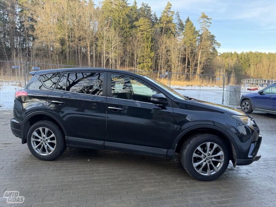 Melns Toyota RAV4 2017 Viļņa, ar dzinēja tilpumu 2.00 L un nobraukumu 100 tūkst. km par 14500 €, foto 11 vietnē AUTOMOTO.COM.LV