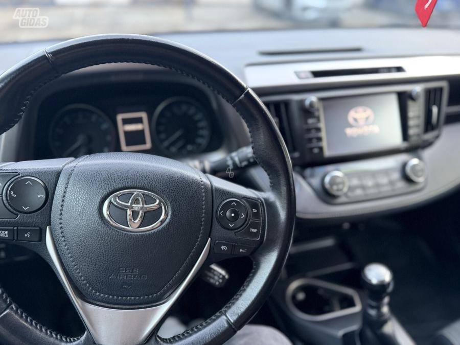 Melns Toyota RAV4 2017 Viļņa, ar dzinēja tilpumu 2.00 L un nobraukumu 100 tūkst. km par 14500 €, foto 14 vietnē AUTOMOTO.COM.LV