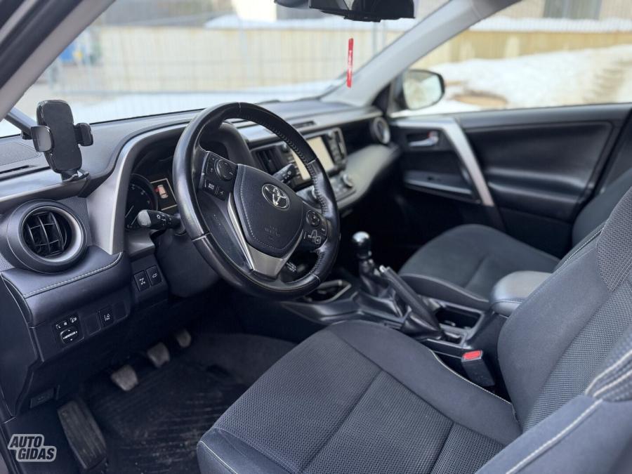 Melns Toyota RAV4 2017 Viļņa, ar dzinēja tilpumu 2.00 L un nobraukumu 100 tūkst. km par 14500 €, foto 16 vietnē AUTOMOTO.COM.LV