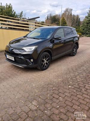 Melns Toyota RAV4 2017 Kazlų Rūda, ar dzinēja tilpumu 2.50 L un nobraukumu 253 tūkst. km par 16950 €, foto  vietnē AUTOMOTO.COM.LV