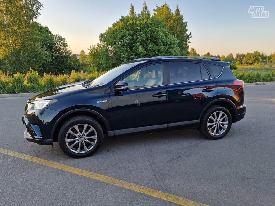Black Toyota RAV4 2017 in Vilnius, with an engine capacity of 2.50 L and mileage of 214 thousand km for 17000 €, photo 3 on AUTOMOTO.COM.LV