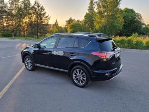 Black Toyota RAV4 2017 in Vilnius, with an engine capacity of 2.50 L and mileage of 214 thousand km for 17000 €, photo 4 on AUTOMOTO.COM.LV