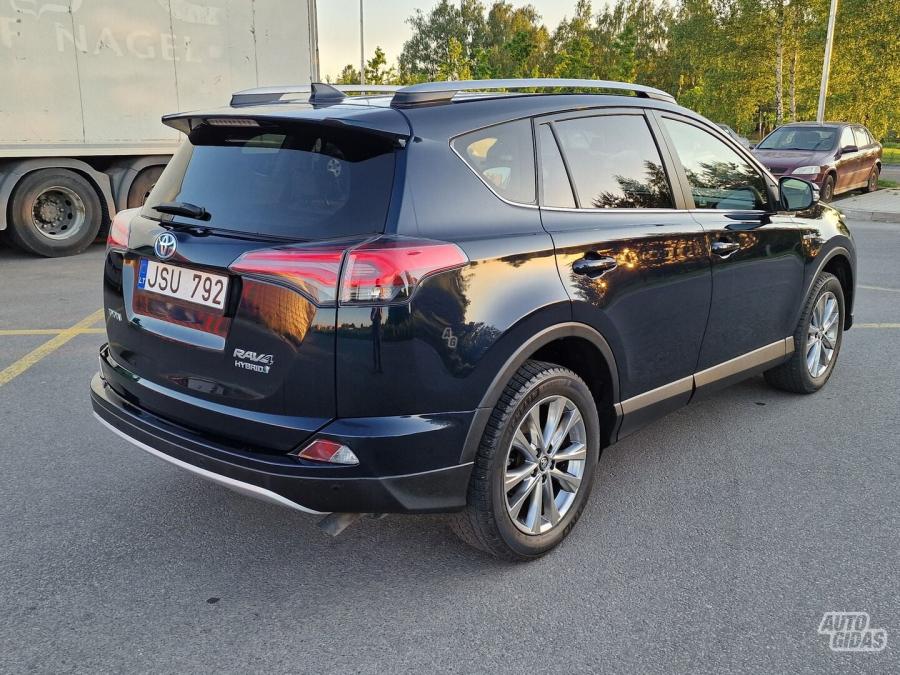 Black Toyota RAV4 2017 in Vilnius, with an engine capacity of 2.50 L and mileage of 214 thousand km for 17000 €, photo 5 on AUTOMOTO.COM.LV
