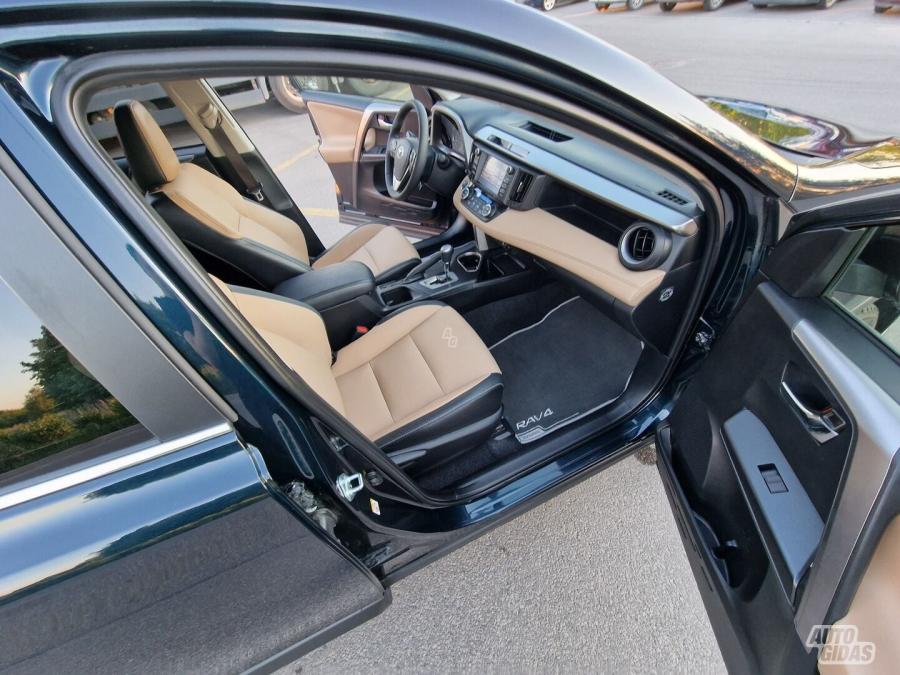 Black Toyota RAV4 2017 in Vilnius, with an engine capacity of 2.50 L and mileage of 214 thousand km for 17000 €, photo 10 on AUTOMOTO.COM.LV