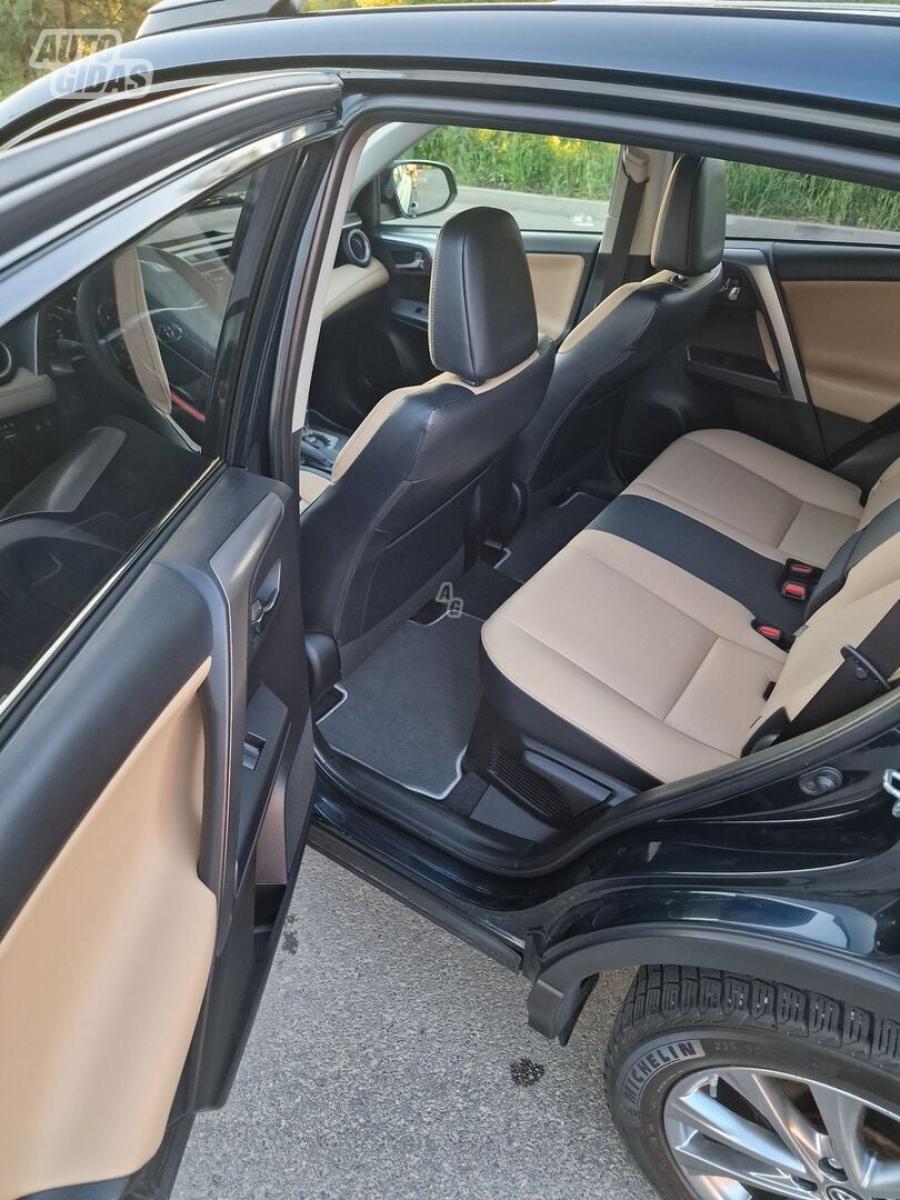 Black Toyota RAV4 2017 in Vilnius, with an engine capacity of 2.50 L and mileage of 214 thousand km for 17000 €, photo 12 on AUTOMOTO.COM.LV
