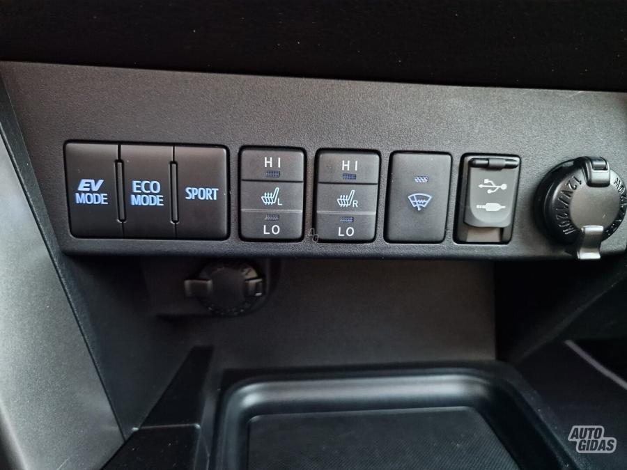 Black Toyota RAV4 2017 in Vilnius, with an engine capacity of 2.50 L and mileage of 214 thousand km for 17000 €, photo 14 on AUTOMOTO.COM.LV