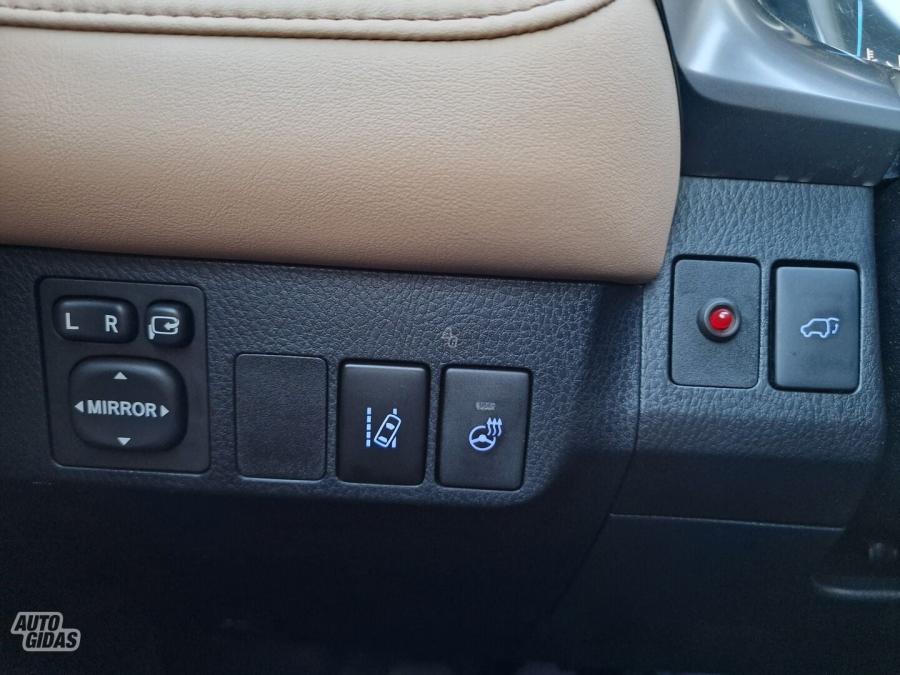Black Toyota RAV4 2017 in Vilnius, with an engine capacity of 2.50 L and mileage of 214 thousand km for 17000 €, photo 16 on AUTOMOTO.COM.LV