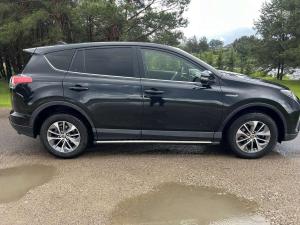 Black Toyota RAV4 2017 in Kaunas, with an engine capacity of 2.49 L and mileage of 250 thousand km for 14500 €, photo 5 on AUTOMOTO.COM.LV