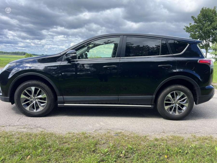 Black Toyota RAV4 2017 in Kaunas, with an engine capacity of 2.49 L and mileage of 250 thousand km for 14500 €, photo 6 on AUTOMOTO.COM.LV