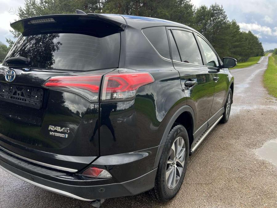 Black Toyota RAV4 2017 in Kaunas, with an engine capacity of 2.49 L and mileage of 250 thousand km for 14500 €, photo 7 on AUTOMOTO.COM.LV