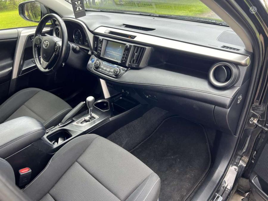Black Toyota RAV4 2017 in Kaunas, with an engine capacity of 2.49 L and mileage of 250 thousand km for 14500 €, photo 11 on AUTOMOTO.COM.LV
