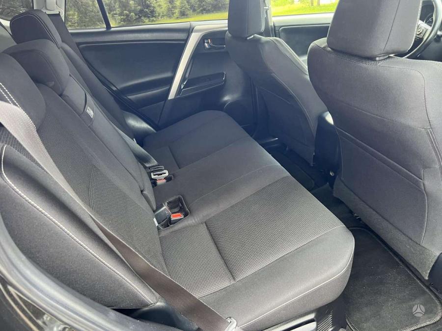 Black Toyota RAV4 2017 in Kaunas, with an engine capacity of 2.49 L and mileage of 250 thousand km for 14500 €, photo 12 on AUTOMOTO.COM.LV