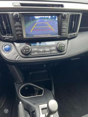 Black Toyota RAV4 2017 in Kaunas, with an engine capacity of 2.49 L and mileage of 250 thousand km for 14500 €, photo 13 on AUTOMOTO.COM.LV