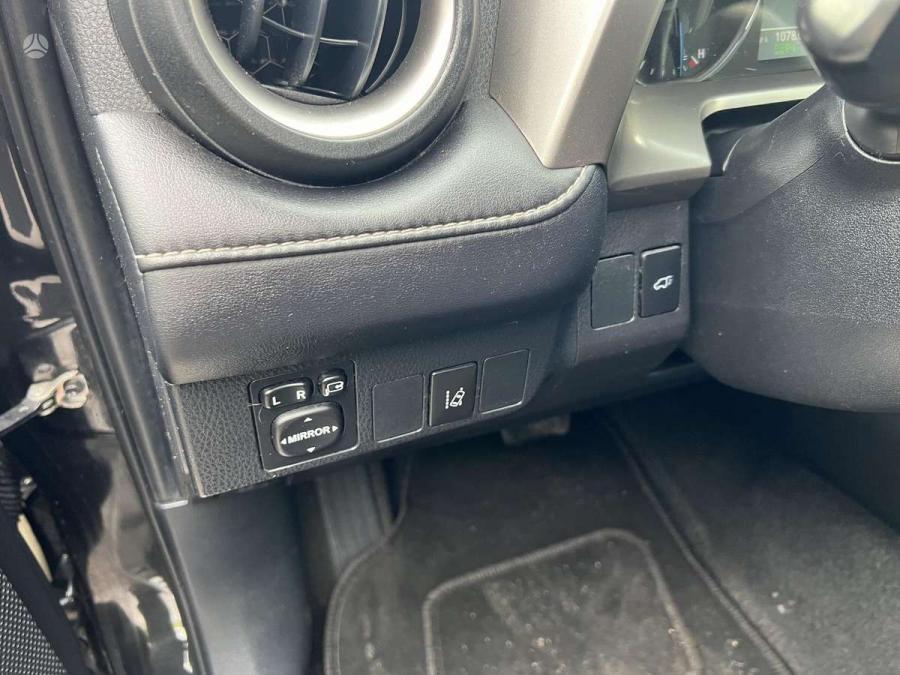 Black Toyota RAV4 2017 in Kaunas, with an engine capacity of 2.49 L and mileage of 250 thousand km for 14500 €, photo 14 on AUTOMOTO.COM.LV