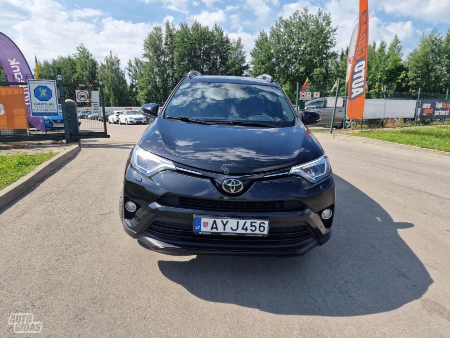 Black Toyota RAV4 2017 in Kaunas, with an engine capacity of 2.00 L and mileage of 228 thousand km for 12490 €, photo 3 on AUTOMOTO.COM.LV