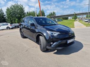 Black Toyota RAV4 2017 in Kaunas, with an engine capacity of 2.00 L and mileage of 228 thousand km for 12490 €, photo 4 on AUTOMOTO.COM.LV