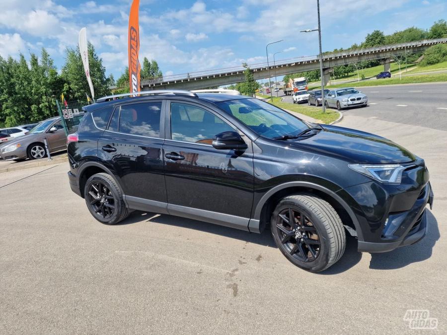 Black Toyota RAV4 2017 in Kaunas, with an engine capacity of 2.00 L and mileage of 228 thousand km for 12490 €, photo 6 on AUTOMOTO.COM.LV