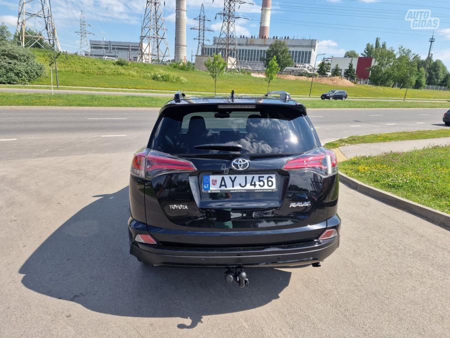 Black Toyota RAV4 2017 in Kaunas, with an engine capacity of 2.00 L and mileage of 228 thousand km for 12490 €, photo 9 on AUTOMOTO.COM.LV