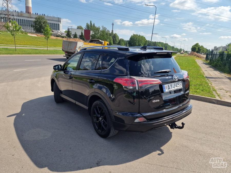 Black Toyota RAV4 2017 in Kaunas, with an engine capacity of 2.00 L and mileage of 228 thousand km for 12490 €, photo 10 on AUTOMOTO.COM.LV