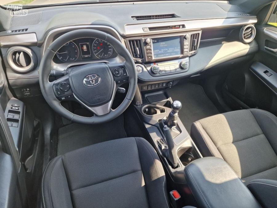 Black Toyota RAV4 2017 in Kaunas, with an engine capacity of 2.00 L and mileage of 228 thousand km for 12490 €, photo 11 on AUTOMOTO.COM.LV