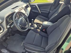 Black Toyota RAV4 2017 in Kaunas, with an engine capacity of 2.00 L and mileage of 228 thousand km for 12490 €, photo 12 on AUTOMOTO.COM.LV