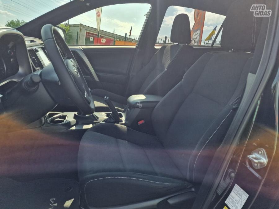 Black Toyota RAV4 2017 in Kaunas, with an engine capacity of 2.00 L and mileage of 228 thousand km for 12490 €, photo 13 on AUTOMOTO.COM.LV