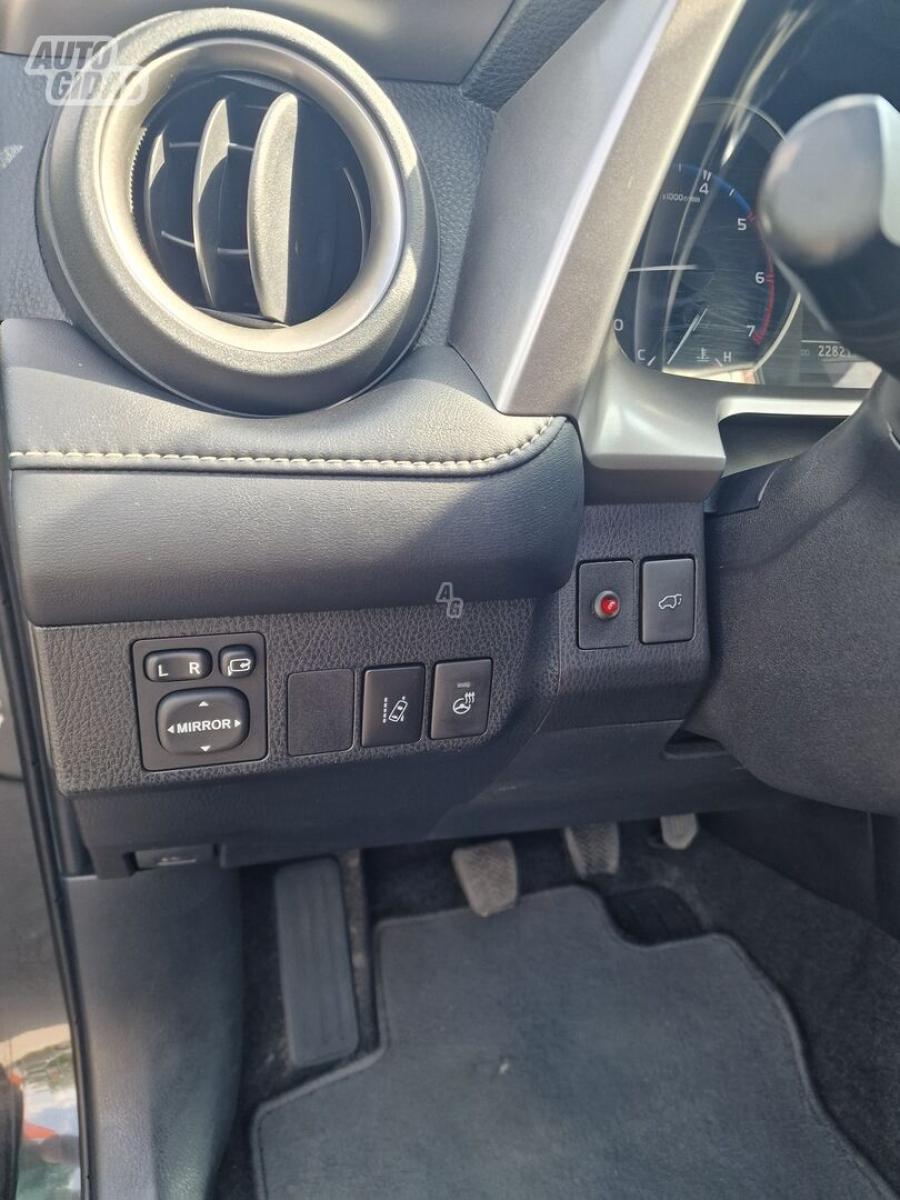 Black Toyota RAV4 2017 in Kaunas, with an engine capacity of 2.00 L and mileage of 228 thousand km for 12490 €, photo 15 on AUTOMOTO.COM.LV