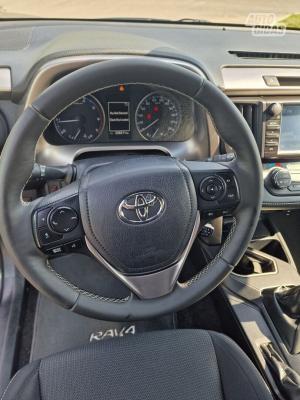 Black Toyota RAV4 2017 in Kaunas, with an engine capacity of 2.00 L and mileage of 228 thousand km for 12490 €, photo 16 on AUTOMOTO.COM.LV