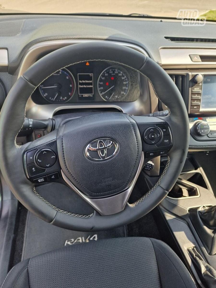 Black Toyota RAV4 2017 in Kaunas, with an engine capacity of 2.00 L and mileage of 228 thousand km for 12490 €, photo 16 on AUTOMOTO.COM.LV