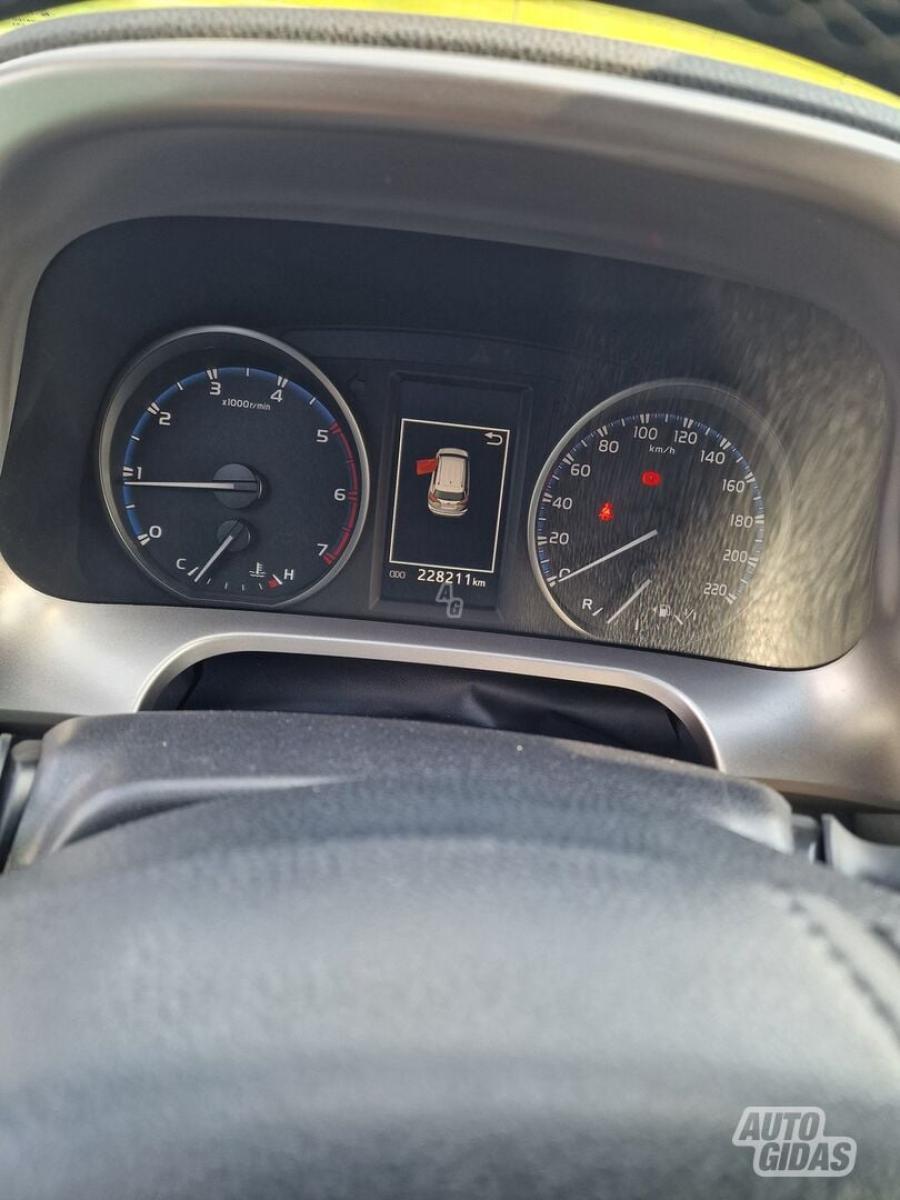 Black Toyota RAV4 2017 in Kaunas, with an engine capacity of 2.00 L and mileage of 228 thousand km for 12490 €, photo 17 on AUTOMOTO.COM.LV