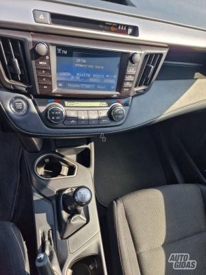 Black Toyota RAV4 2017 in Kaunas, with an engine capacity of 2.00 L and mileage of 228 thousand km for 12490 €, photo 18 on AUTOMOTO.COM.LV