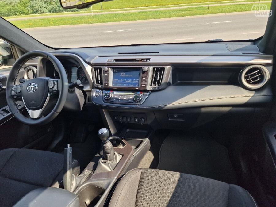 Black Toyota RAV4 2017 in Kaunas, with an engine capacity of 2.00 L and mileage of 228 thousand km for 12490 €, photo 20 on AUTOMOTO.COM.LV