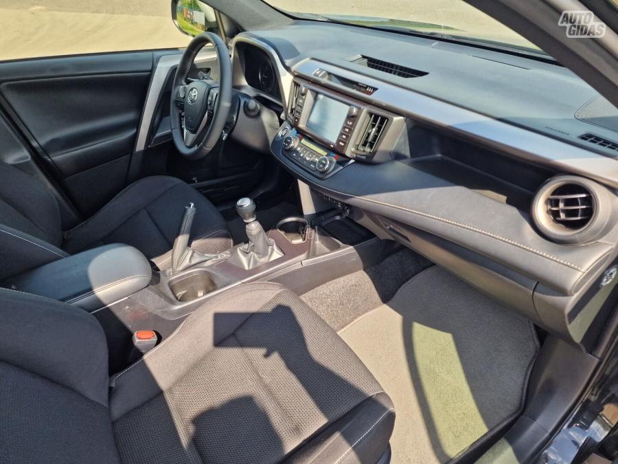 Black Toyota RAV4 2017 in Kaunas, with an engine capacity of 2.00 L and mileage of 228 thousand km for 12490 €, photo 22 on AUTOMOTO.COM.LV