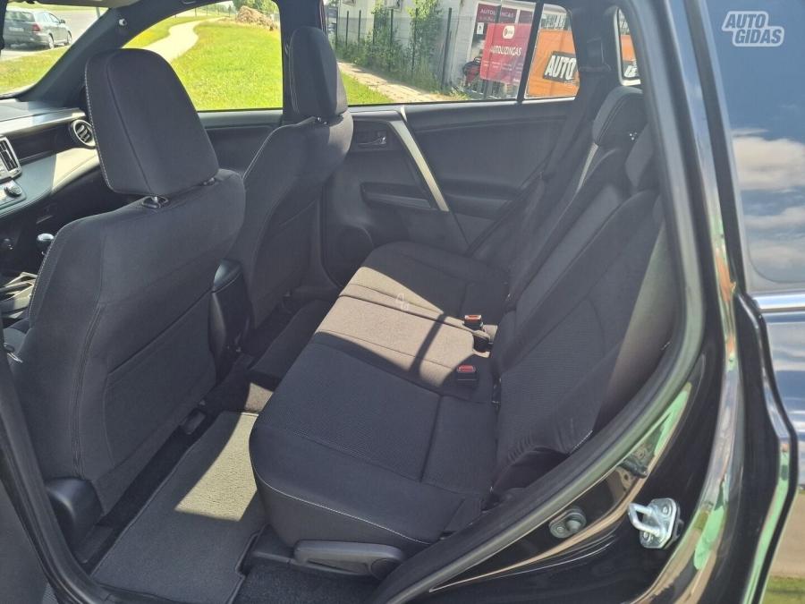 Black Toyota RAV4 2017 in Kaunas, with an engine capacity of 2.00 L and mileage of 228 thousand km for 12490 €, photo 23 on AUTOMOTO.COM.LV