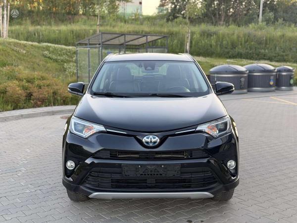 Black Toyota RAV4 2017 in Vilnius, with an engine capacity of 2.49 L and mileage of 182 thousand km for 16960 €, photo 2 on AUTOMOTO.COM.LV