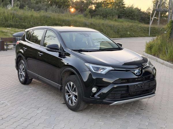 Black Toyota RAV4 2017 in Vilnius, with an engine capacity of 2.49 L and mileage of 182 thousand km for 16960 €, photo 3 on AUTOMOTO.COM.LV