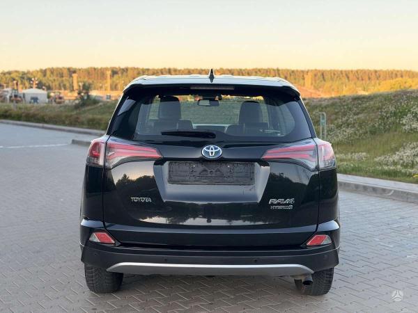 Black Toyota RAV4 2017 in Vilnius, with an engine capacity of 2.49 L and mileage of 182 thousand km for 16960 €, photo 6 on AUTOMOTO.COM.LV