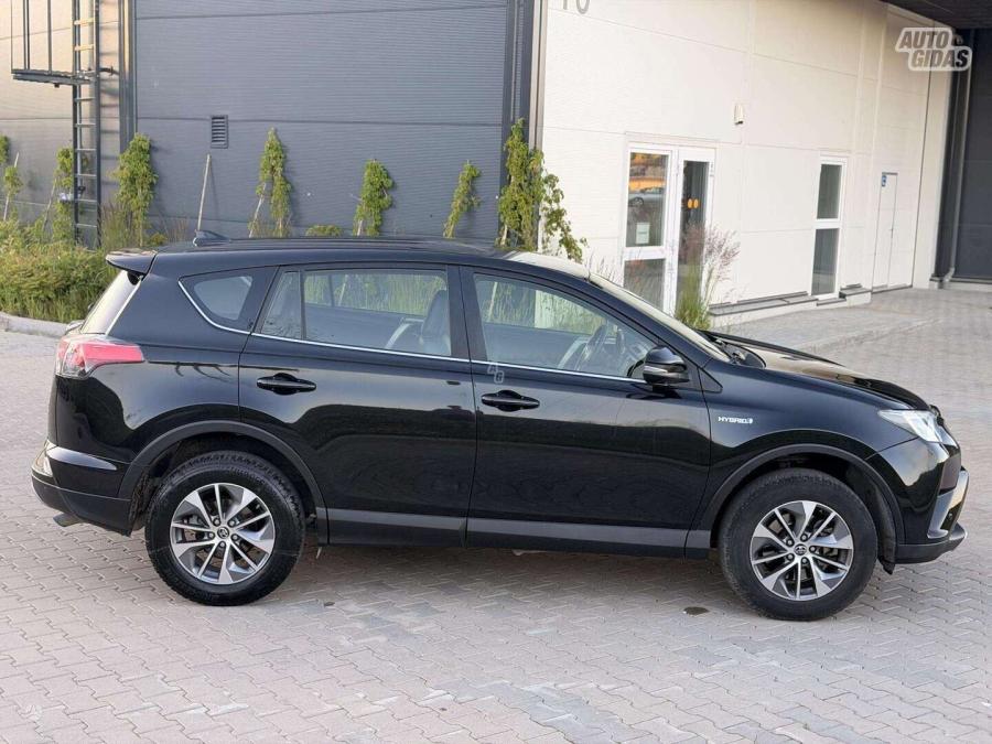 Melns Toyota RAV4 2017 Viļņa, ar dzinēja tilpumu 2.50 L un nobraukumu 182 tūkst. km par 16960 €, foto 5 vietnē AUTOMOTO.COM.LV
