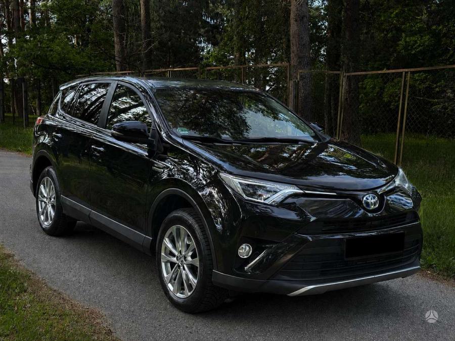 Black Toyota RAV4 2017 in Vilnius, with an engine capacity of 2.49 L and mileage of 219 thousand km for 17700 €, photo 1 on AUTOMOTO.COM.LV