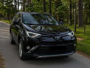 Black Toyota RAV4 2017 in Vilnius, with an engine capacity of 2.49 L and mileage of 219 thousand km for 17700 €, photo 3 on AUTOMOTO.COM.LV