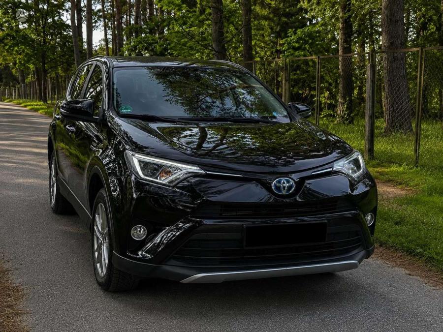 Black Toyota RAV4 2017 in Vilnius, with an engine capacity of 2.49 L and mileage of 219 thousand km for 17700 €, photo 3 on AUTOMOTO.COM.LV