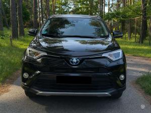 Black Toyota RAV4 2017 in Vilnius, with an engine capacity of 2.49 L and mileage of 219 thousand km for 17700 €, photo 4 on AUTOMOTO.COM.LV